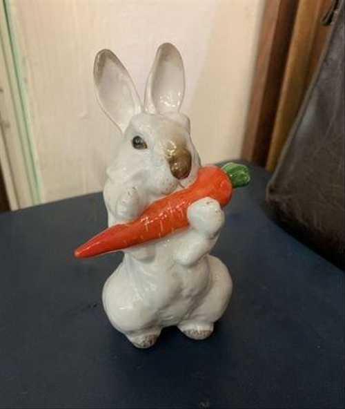 Фарфоровая статуэтка заяц с морковкой