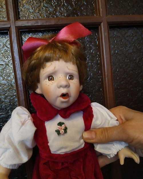Миниатюрная куколка настроена серьезно