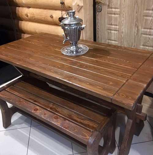 Деревянный стол со скамьёй
