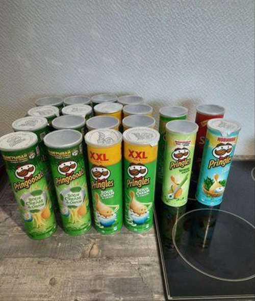 Банки Pringles много