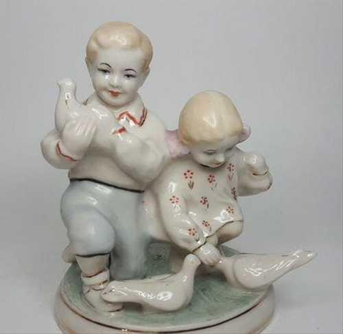 Винтажная фарфоровая статуэтка "Дети и голуби"
