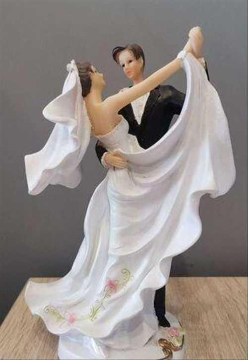Свадебная статуэтка жениха и невесты