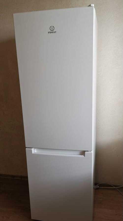 Холодильник Indesit мод DF4180E