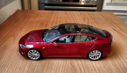 Модель Tesla Model S в масштабе 1:18, оригинал