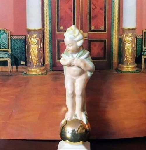 Фарфоровая статуэтка - "Путти на золотом шаре"