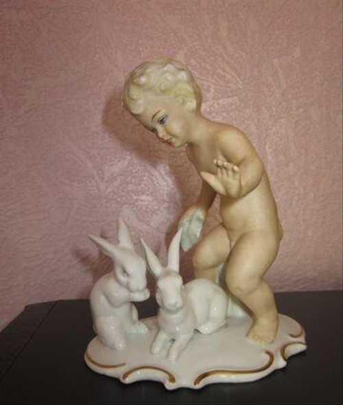 Фарфоровая статуэтка "Мальчик и кролики"