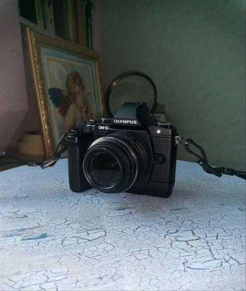 Фотокамера Olympus OM-D E-M5 + 14-42mm
