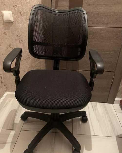 Компьютерное кресло черное в сеточку