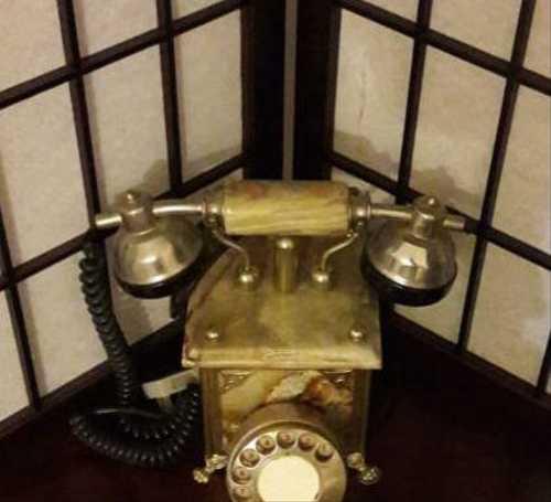 Старый телефон ретро из оникса винтаж
