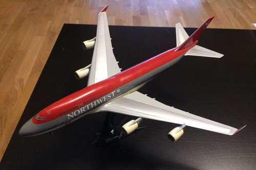 Продаю модель самолета Boeing-747-400 М1:200