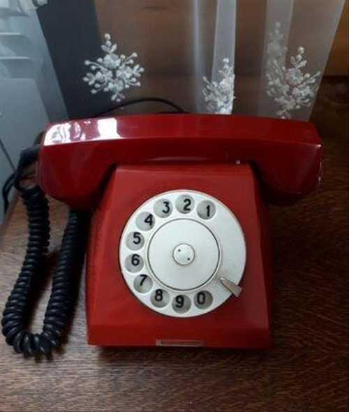 Старый телефон аппарат СССР ретро красный