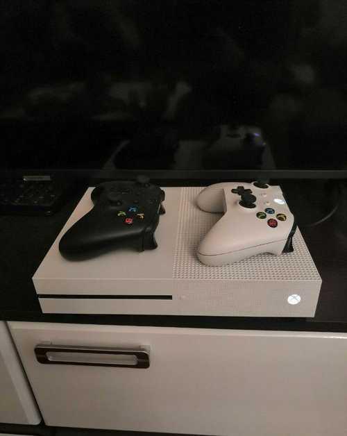 Продам Xbox one S 500гб с 2 геймпадами
