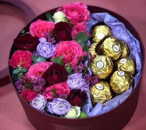 Яркий букет цветов микс и конфеты Ferrero Rocher