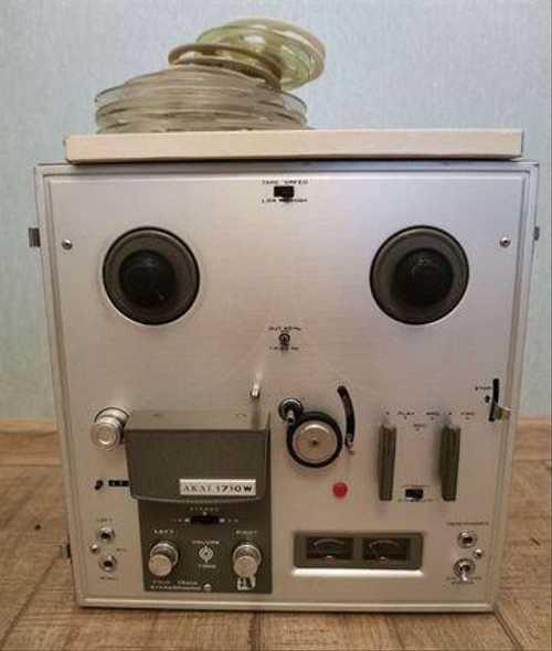 Катушечный магнитофон с пленками и катушками akai