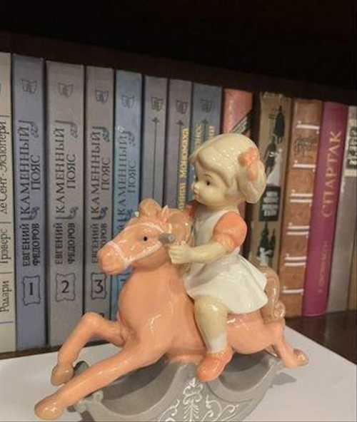 Статуэтка фарфоровая девочка на лошадке