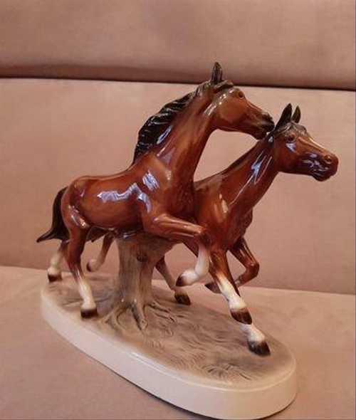 Статуэтка фарфоровая "Бегущие лошади" Hertwig & Co