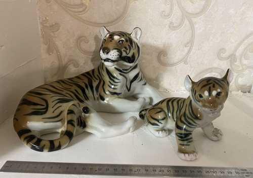 Статуэтка фарфоровая тигрица с тигрёнком