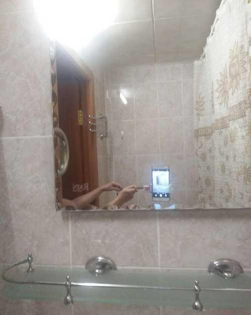 Зеркало с полочкой