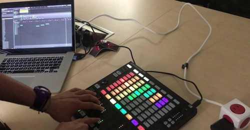 Native Instruments Maschine Jam грувбокс контролле