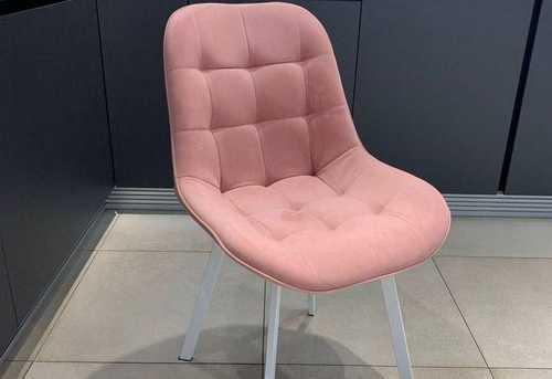 Розовые стулья на прямоугольных ножках