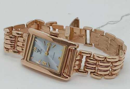 Золотые часы с браслетом 585
