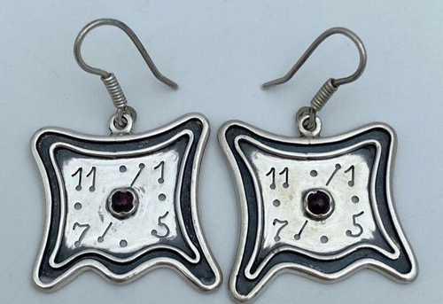 Серьги серебро чернение гранат часы время