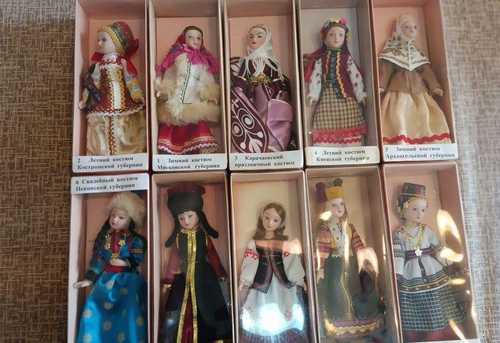 Коллекция фарфоровых кукол в народных костюмах