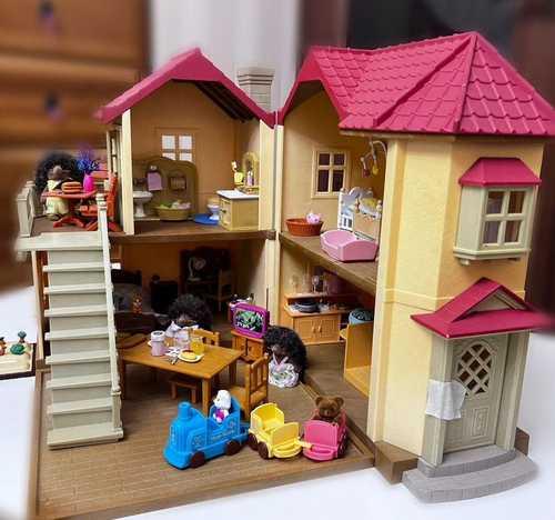 Sylvanian families дом с наполнением и фигурками