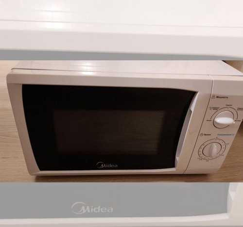 Микроволновая печь Midea mm720cfb