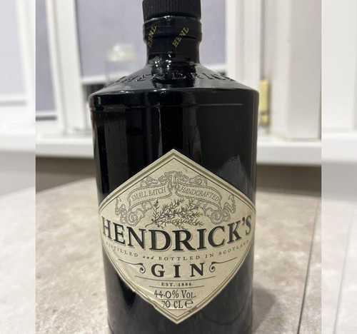 Бутылка из-под джина Hendrick's