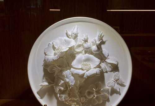 Фарфоровая тарелка на подставке