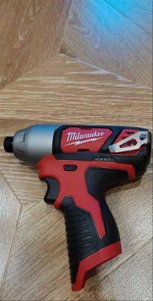 Milwaukee M12 винтовёрт (импакт)