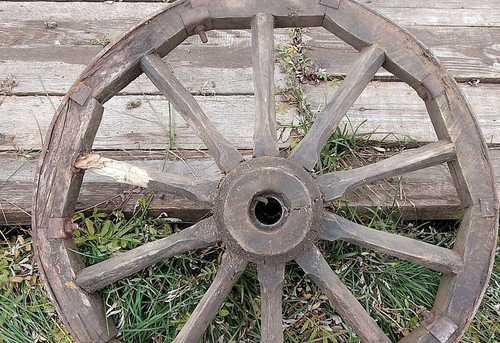 Старинное деревянное колесо от телеги