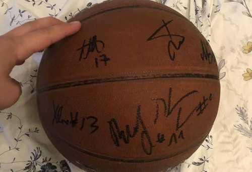 Баскетбольный мяч с подписями команды бкнн