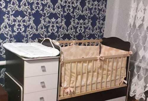 Детская кроватка с маятником и ящиками и комодом