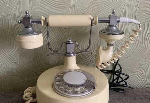 Старый стационарный телефон СССР