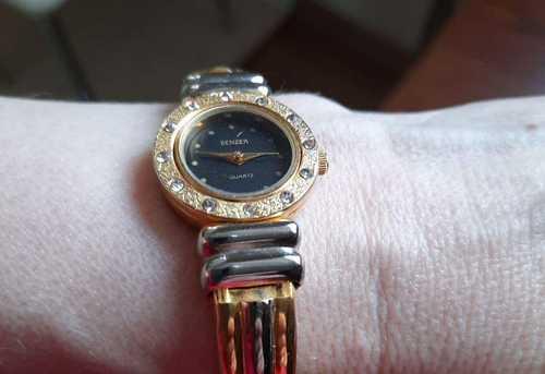 Часы на браслете женские