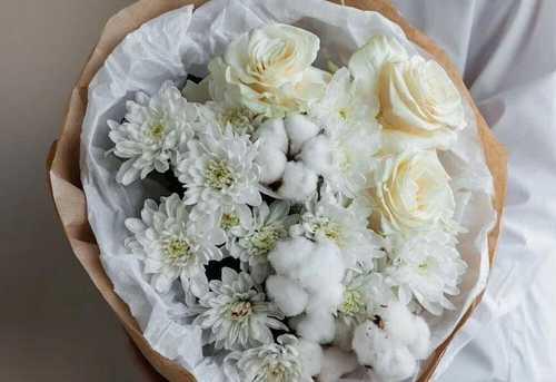 Белый букет с хлопком розами и хризантемой