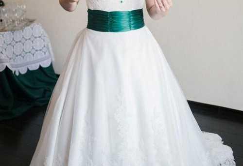 Свадебное платье 44-46 размер со шлейфом