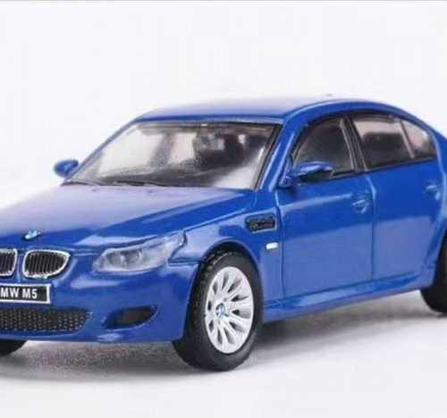 Синяя BMW M5 E60 1:64