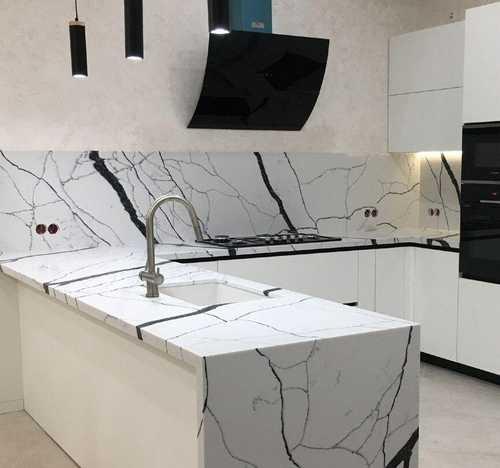 Кухня с шикарной столешницей из кварцевого агломер