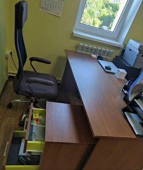 Стол, тумба и стул в офис