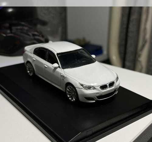 Модель автомобиля BMW M5 E60, 1:43