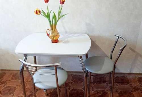 Кухонный стол с двумя стульями