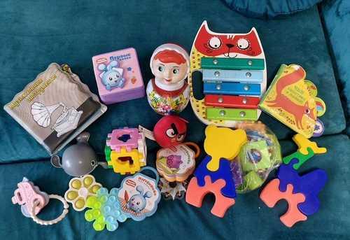 Игрушки и книжки для малыша пакетом