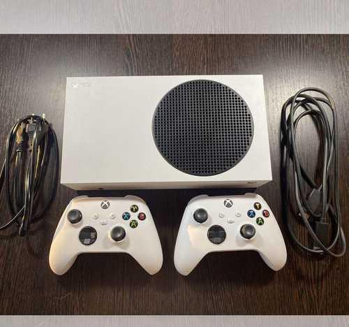 Xbox series s 512gb с двумя геймпадами