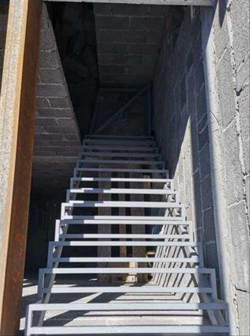 Лестница на металлокаркасе в частный дом под ключ