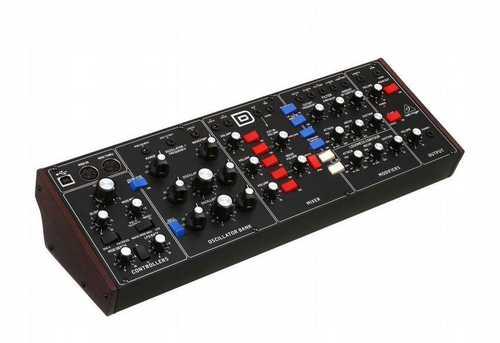 Аналоговый синтезатор Behringer model D