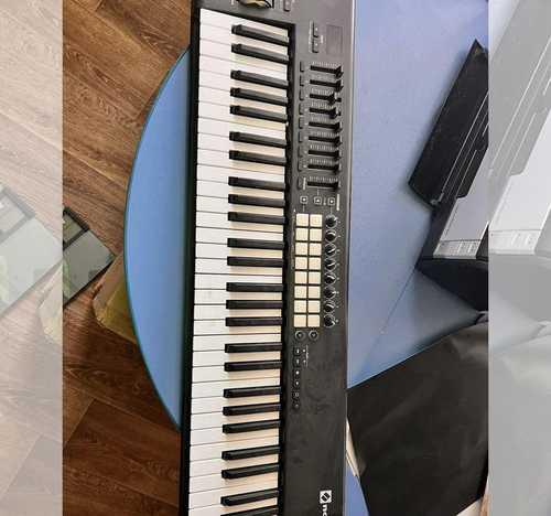 Миди клавиатура novation launchkey 61