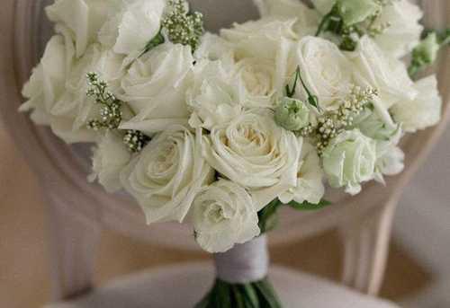 Шикарный свадебный букет из роз и лизантуса